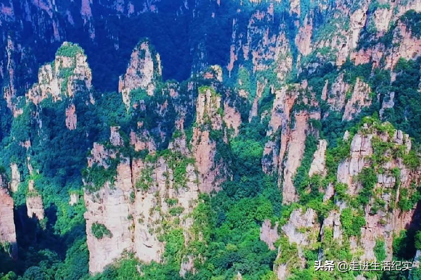 Shili Gallery in Zhangjiajie, Xiangxi, a natural barrier with a ...