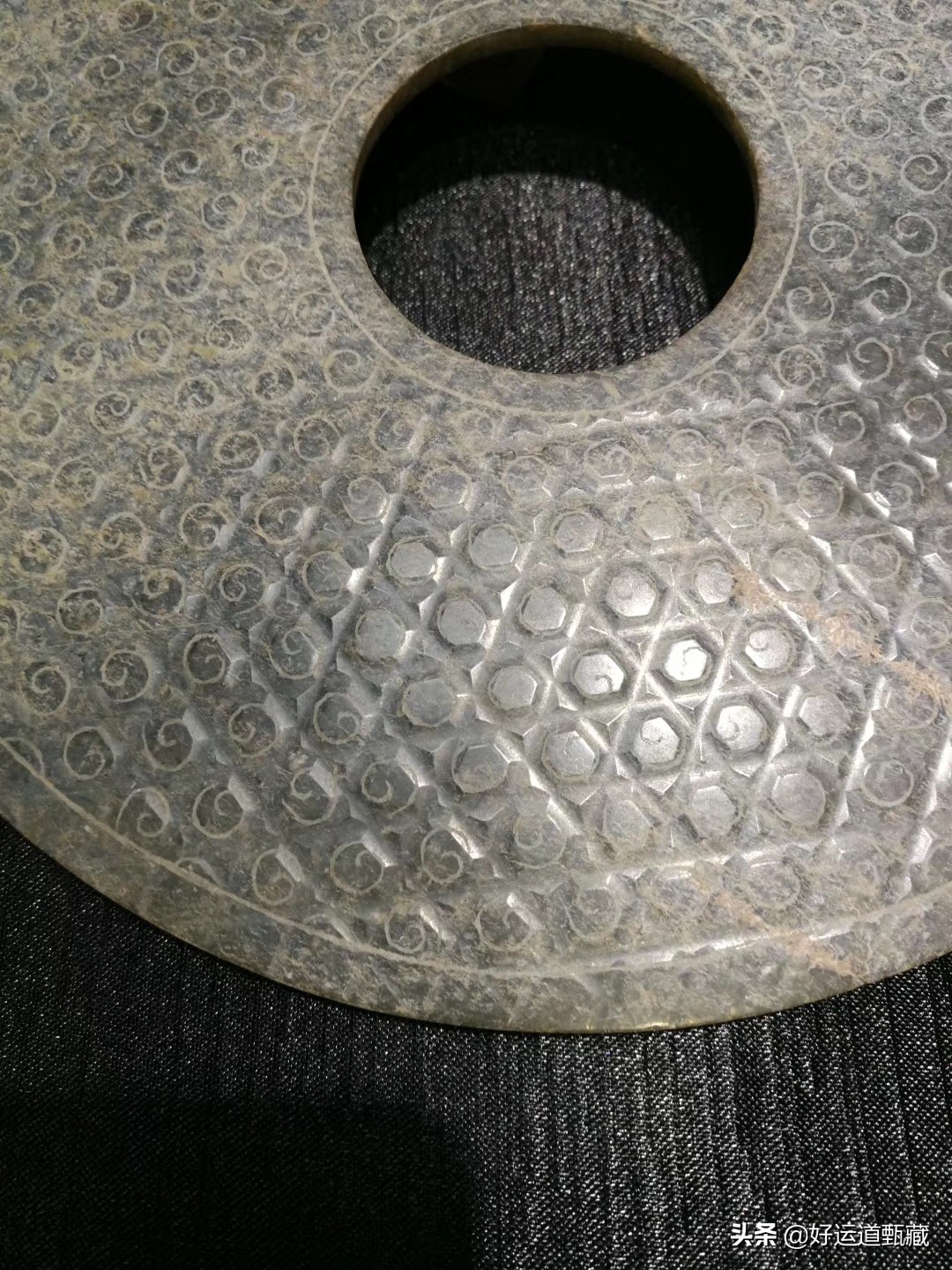 The grain pattern on the jade symbolizes the awakening of everything ...