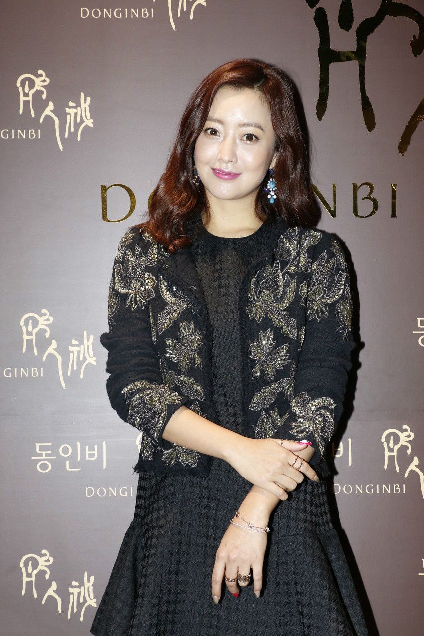 Jin Xishan is in the same frame as Zhao Wei, a goddess and a maid - iNEWS