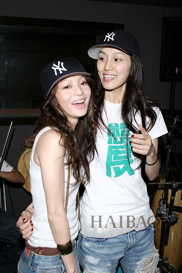 A group photo of Angela Chang and friend Weiqi Fan, Stefanie Sun, Wu ...