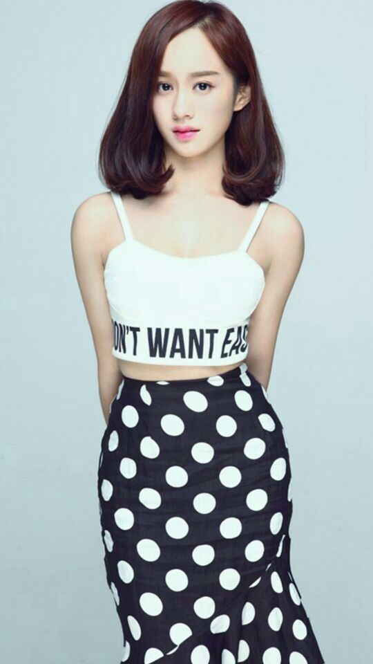 The beautiful actress Lu Yanqi has a beautiful photo. The short dress and the ball head look ...