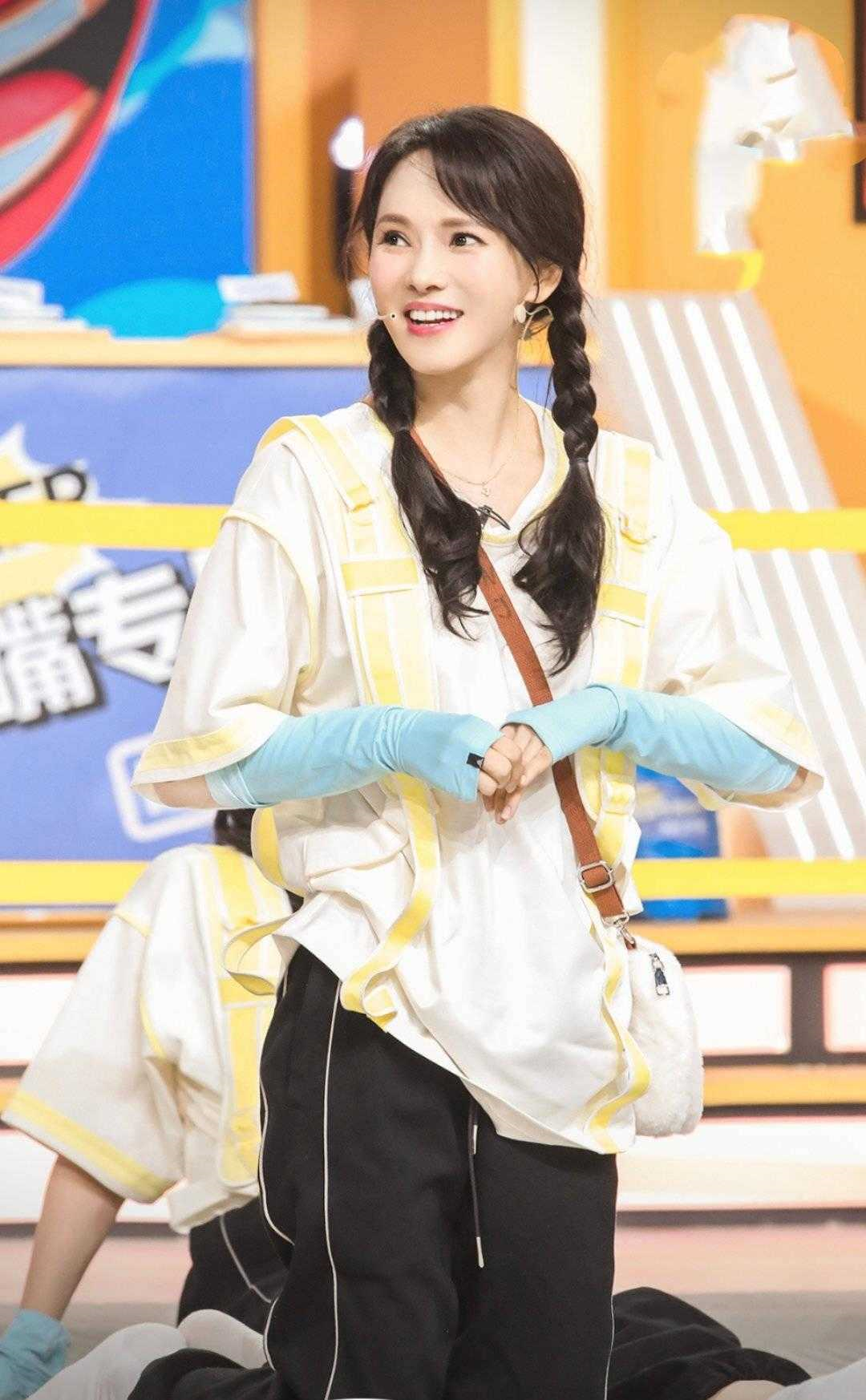 Yi Nengjing is so good at pretending to be tender! White short-sleeved ...