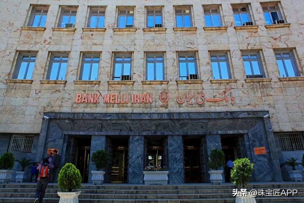 34 kilograms of gold, more than 50,000 gems, and 2,200 pearls, the ...