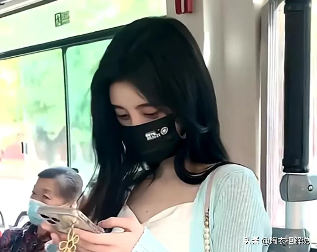 Netizens ran into Ju Jingyi by bus - iMedia