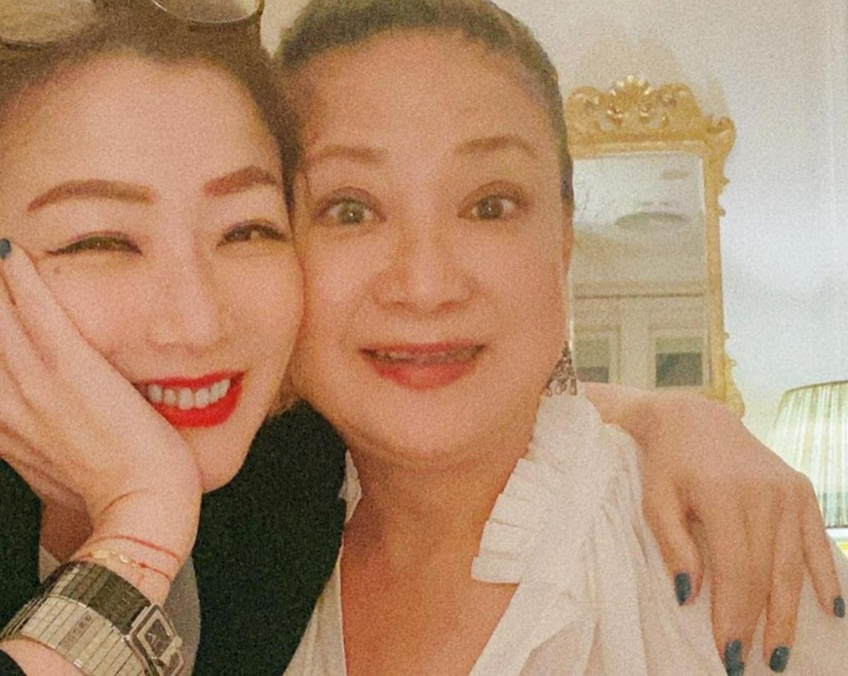 Sammi Cheng took a photo with Gu Tianle, Gu Tianle's face was blush ...