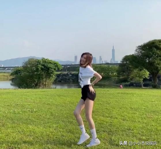 Chen Ruoyi dances on the lawn, the skin is white and the long legs ...
