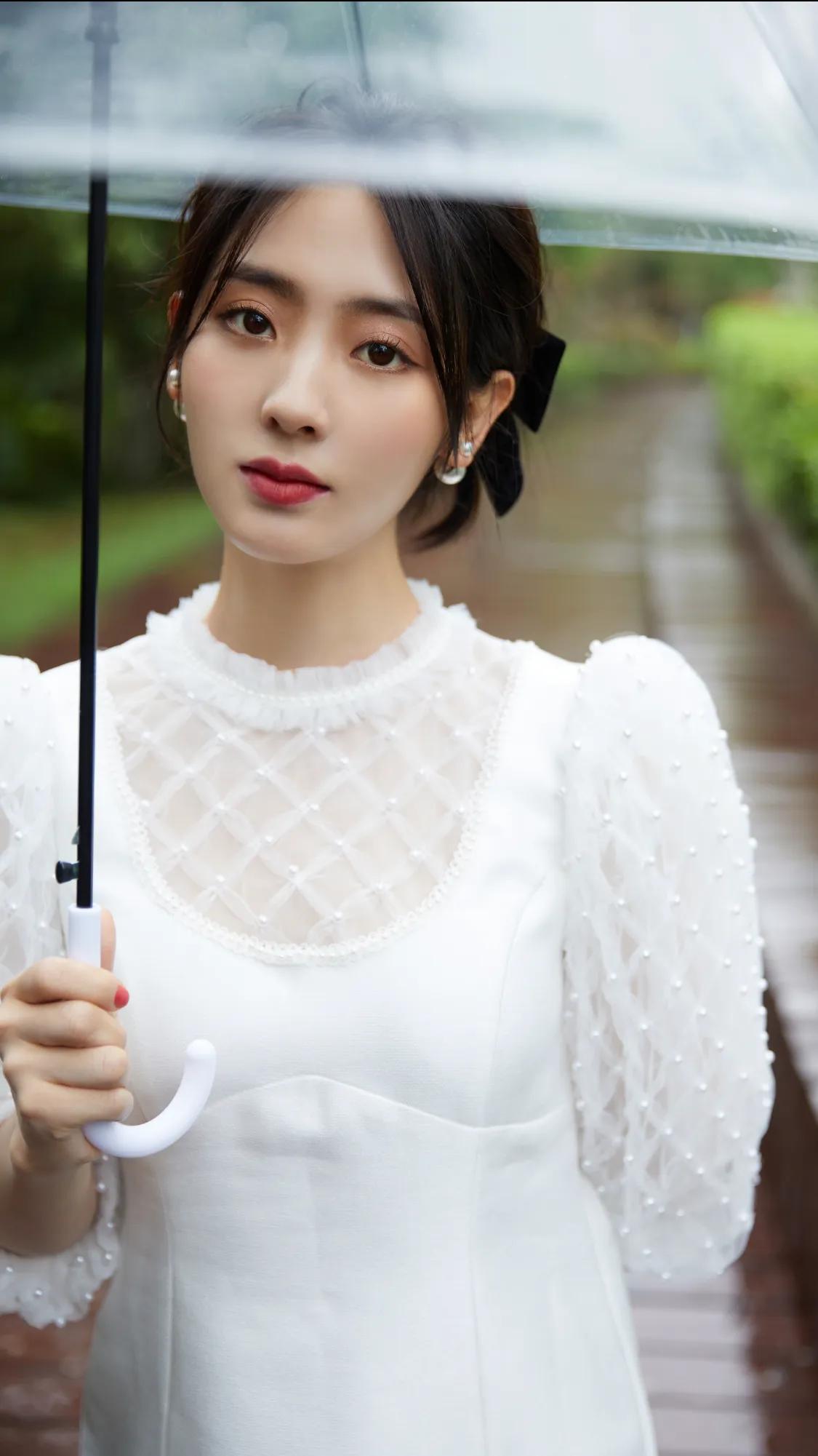 The gentle and beautiful girl Xing Fei, the little fairy by the green ...