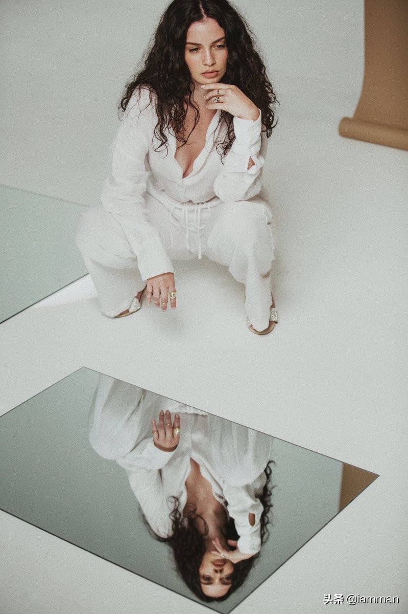 Sabrina Claudio, a Cuban-American singer with European and American ...
