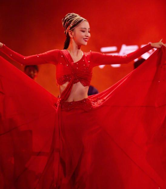 Tong Liya dances barefoot on the stage, her horse is relaxed and her ...