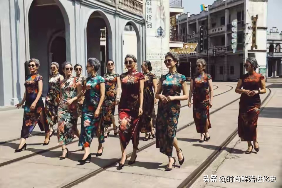 Who says Chinese aunts are not fashionable?This group of "fashionable ...