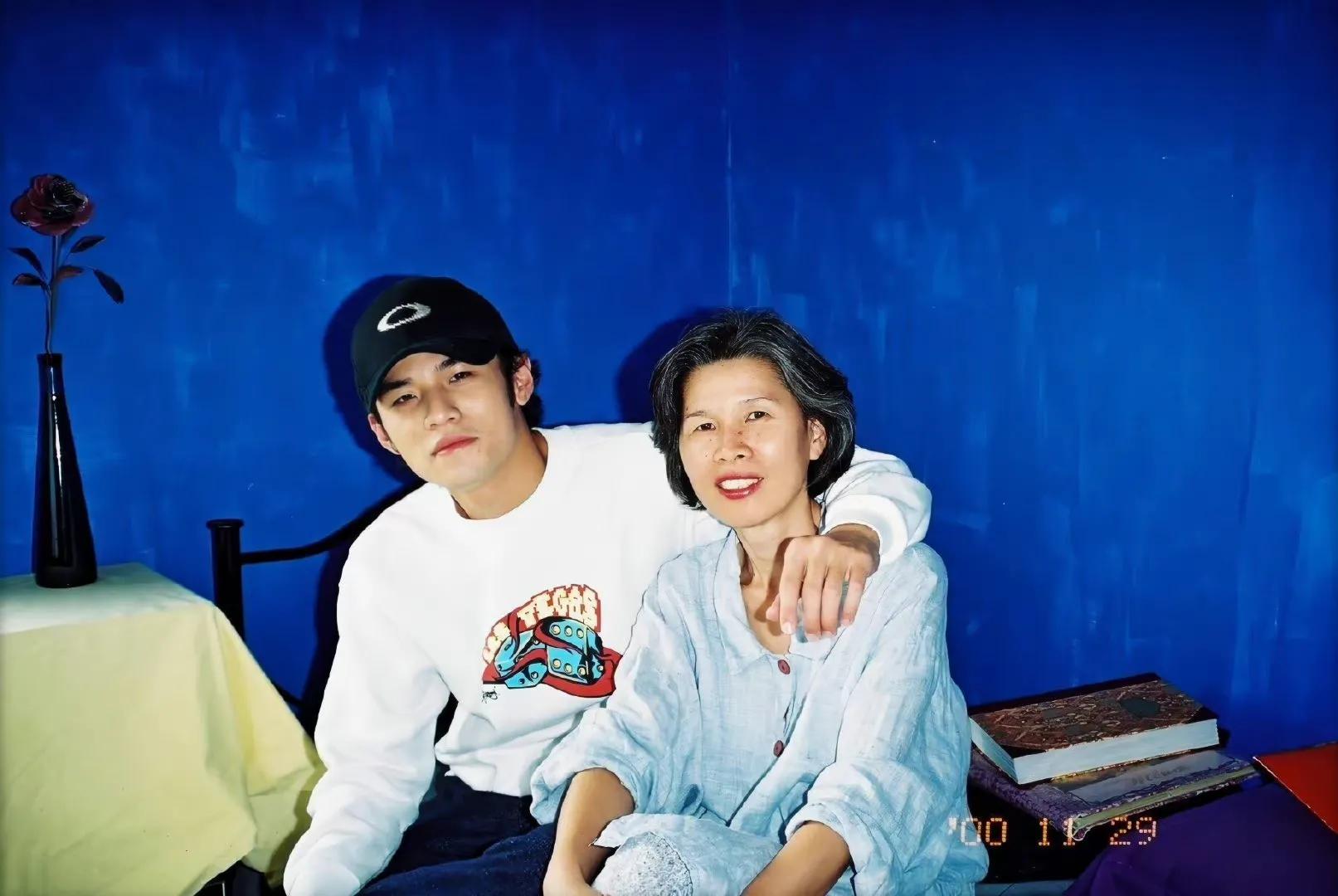 Singer Jay Chou posted a photo of him and his mother since childhood ...