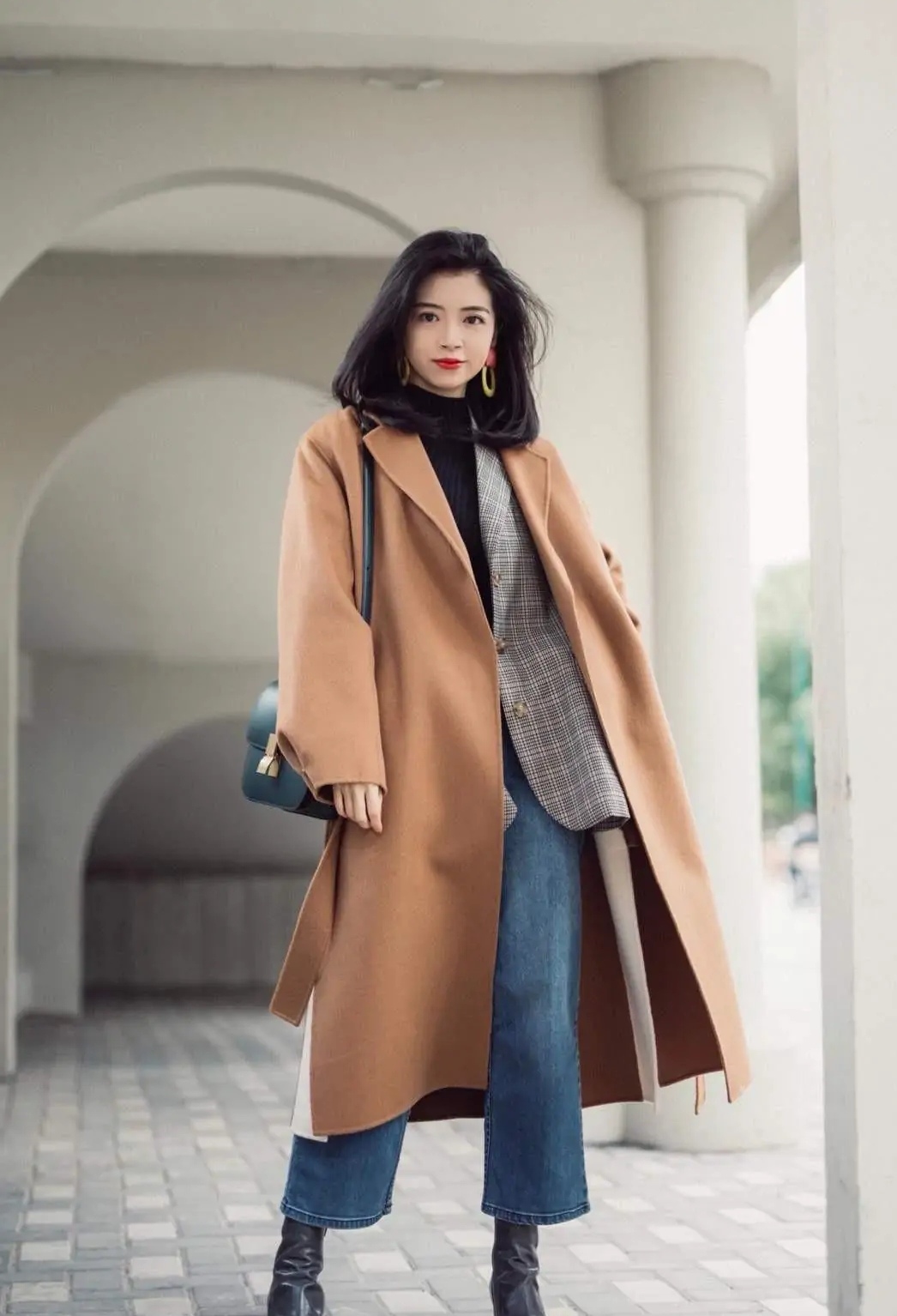 A real high-ranking woman knows how to use overcoats to wear suits in ...