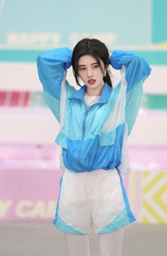 Also said that Ju Jingyi is 5 meters tall?When she wears three-quarter ...