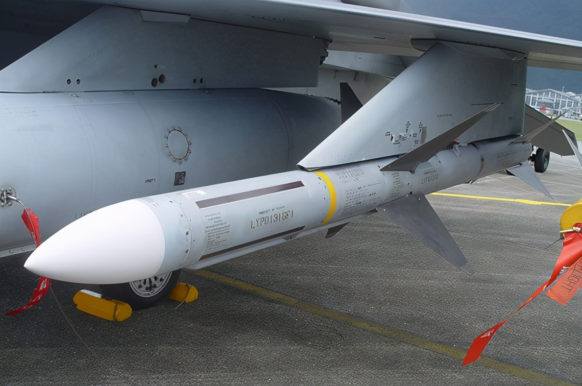 A giant missile, the US carrier-based aircraft tests a new type of air ...