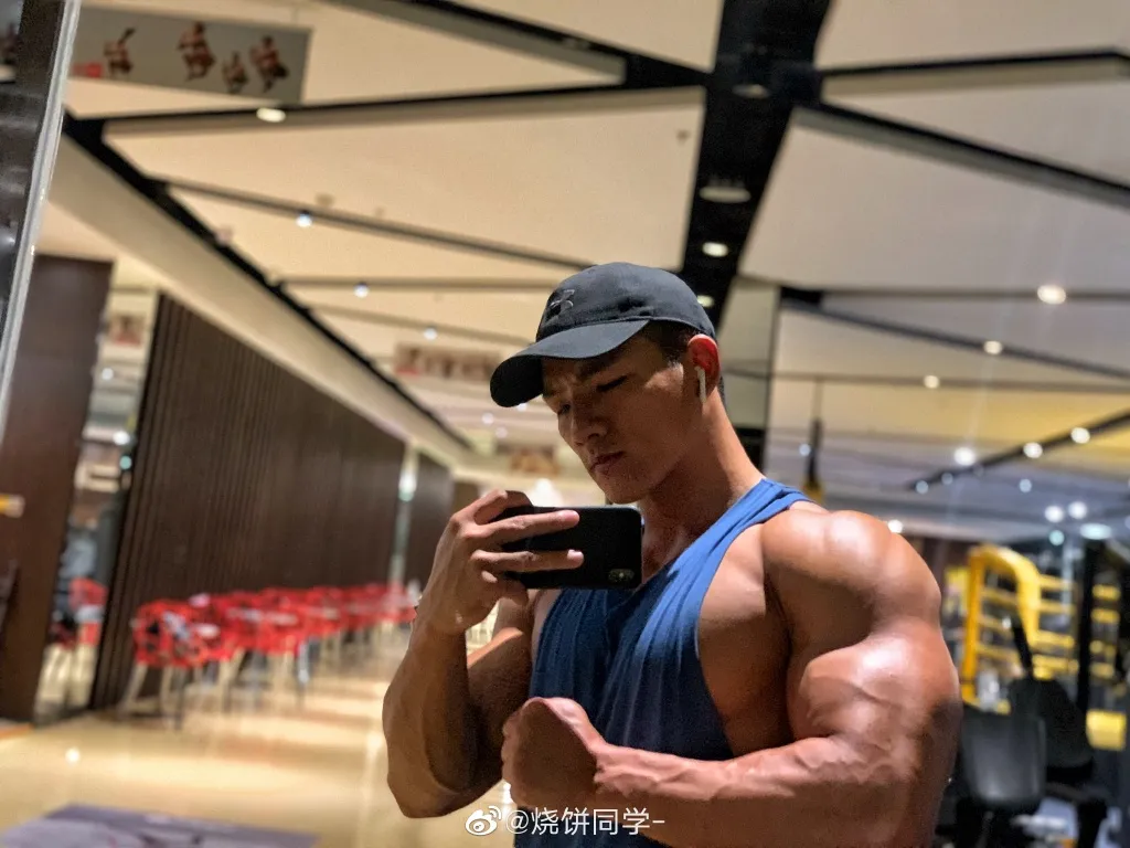 Muscle brother is out of the circle, relying on his excellent strength ...