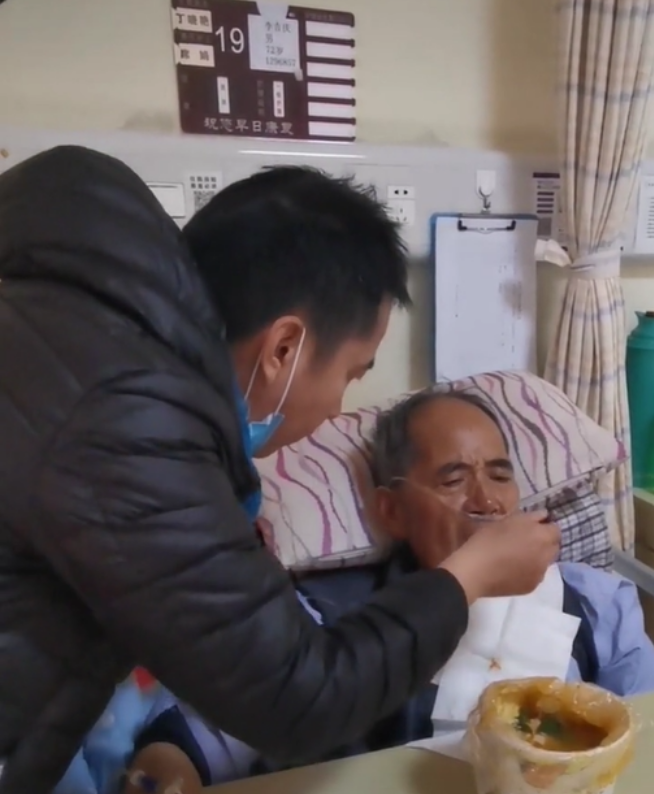 Li Jiaming, the old opera bones, is a hot dance in the ward. He was ...