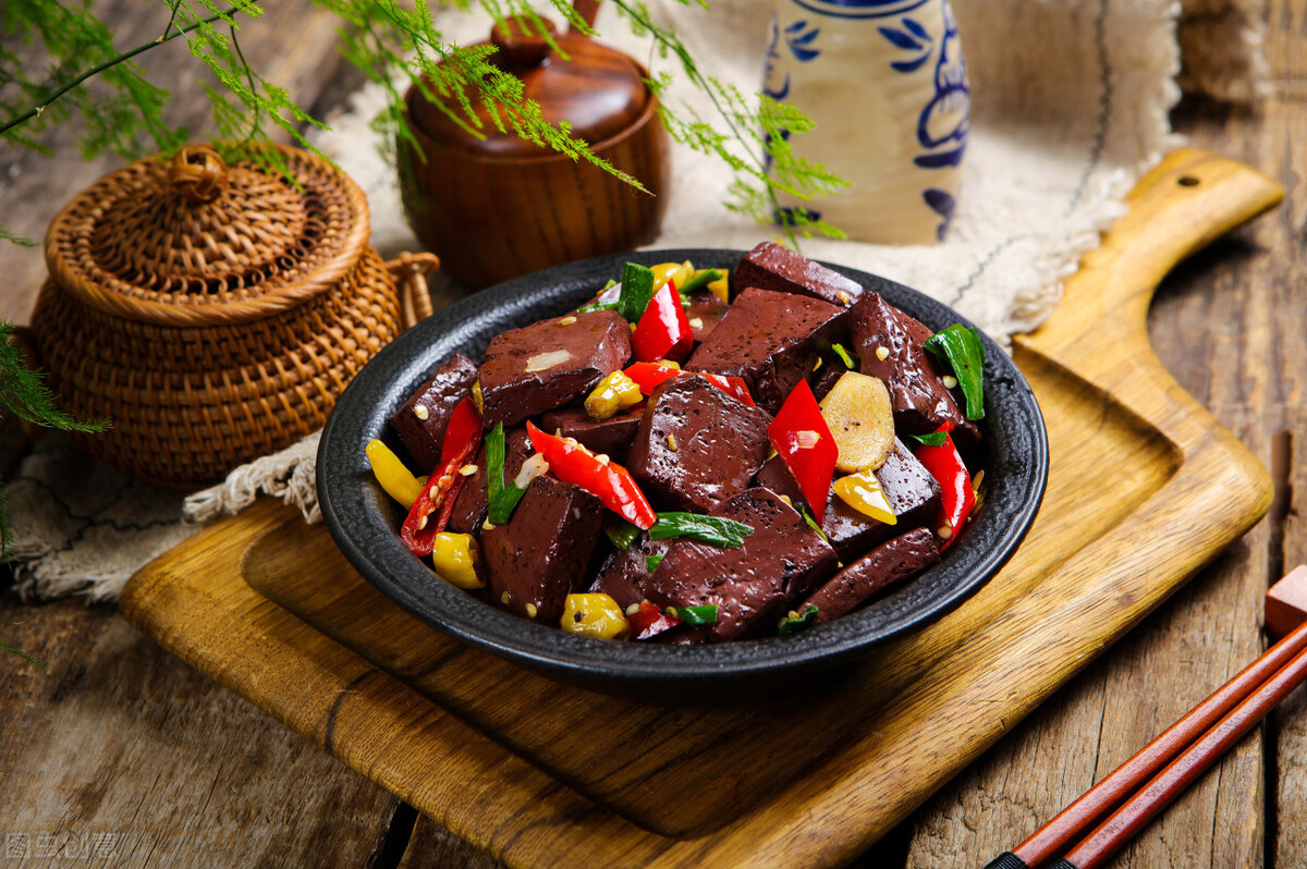 Stir-fried pig blood and sheep blood, do not cut it and fry it, make ...