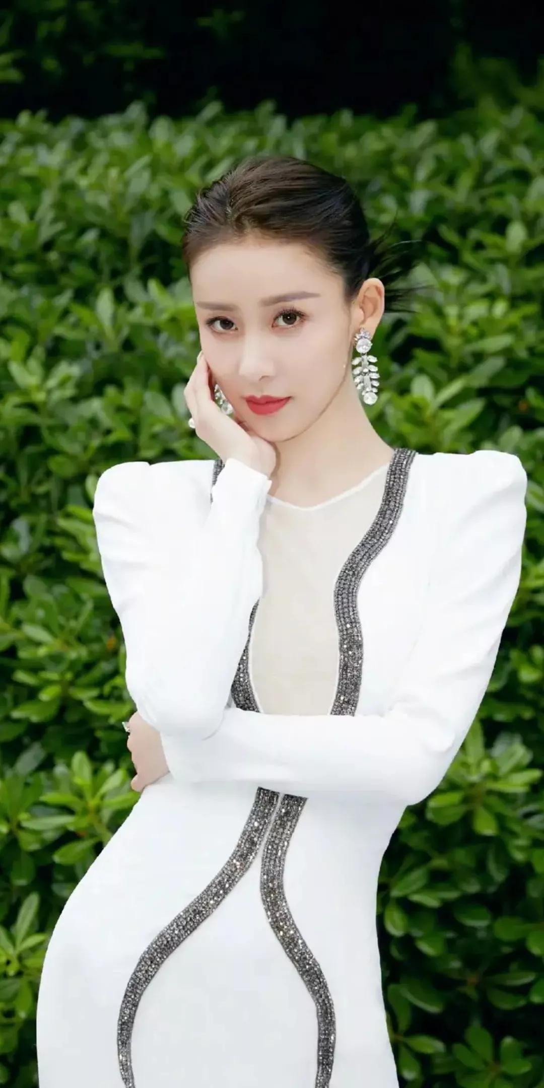 Sometimes beautiful, sometimes delicate, Jia Qing is fascinating - iNEWS