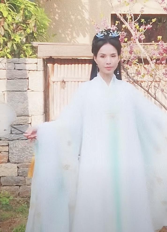 54-year-old Li Ruotong takes a fitness photo, has a bumpy figure and a ...