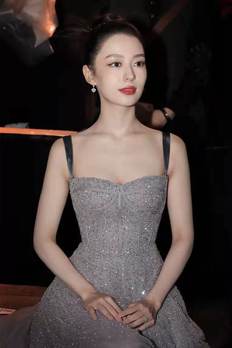 Gina, Alice, red lips, retro picture of a lady with Lou Yixiao, Yun ...