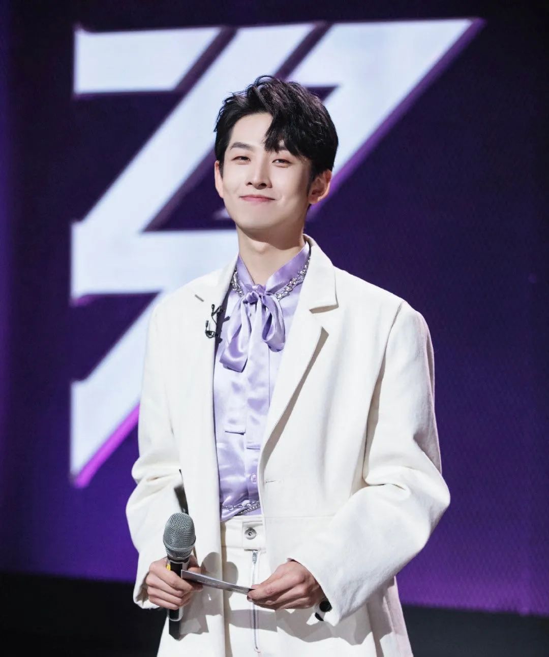 What is the background of Qi Sijun, the host of "Big Brother Overcoming ...