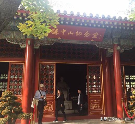 Beijing's red landmark—"Red Cloud Begins" Xiangshan Biyun Temple - iNEWS