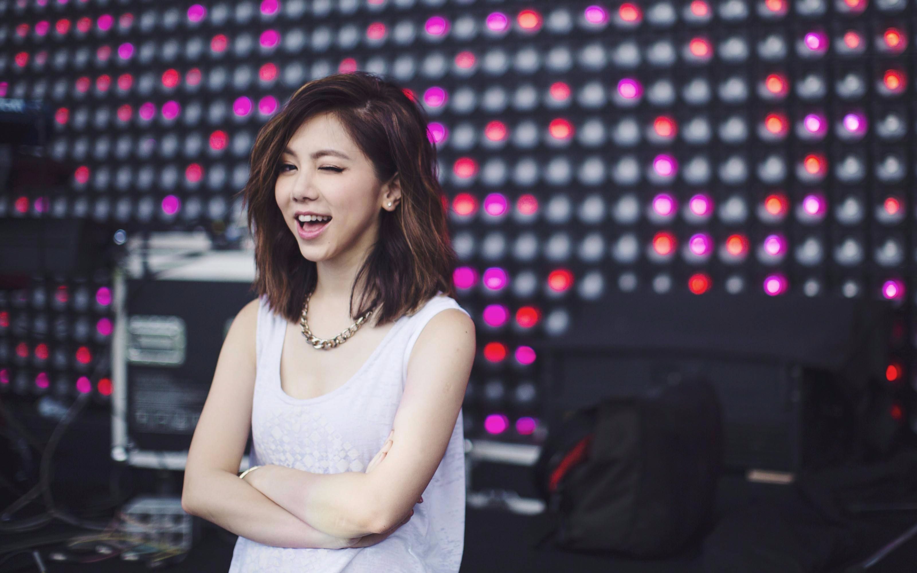 Thirty-year-old Deng Ziqi, looks sexy and has a great singing skills ...