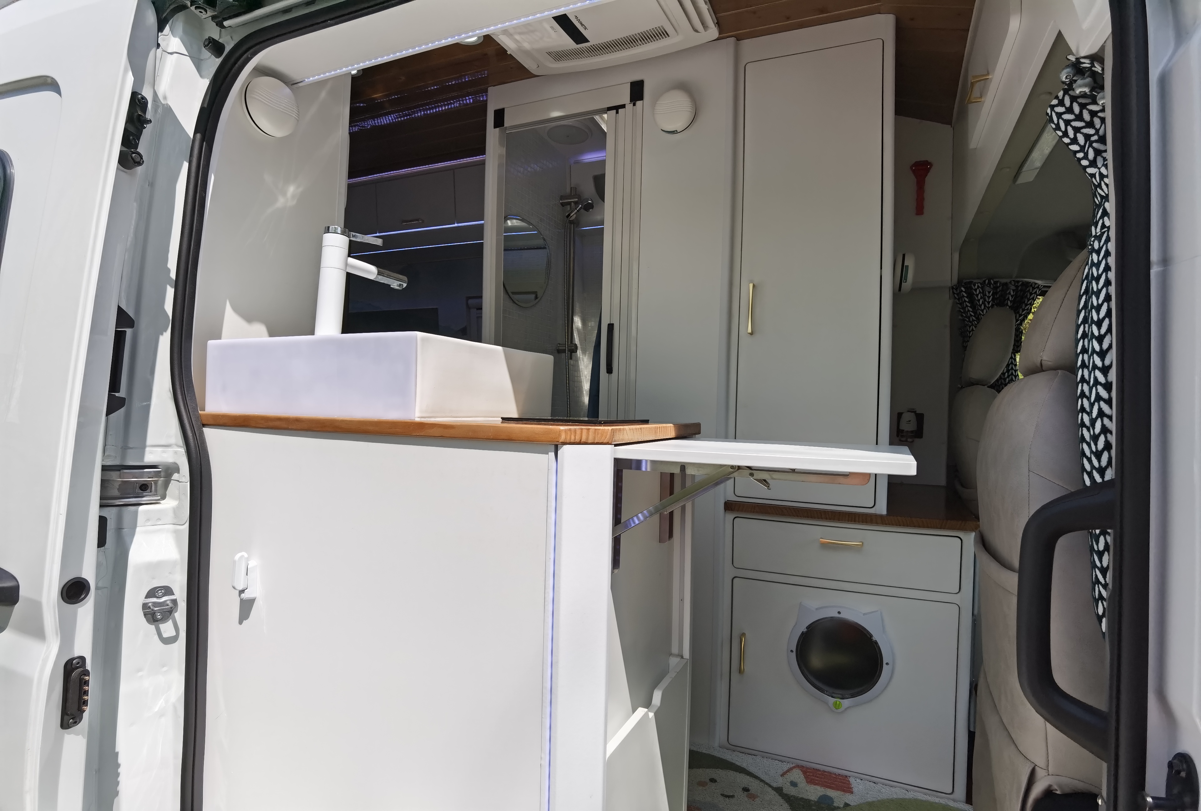 Customize a RV, resign and travel to Weihang V590 Youth Edition - iNEWS