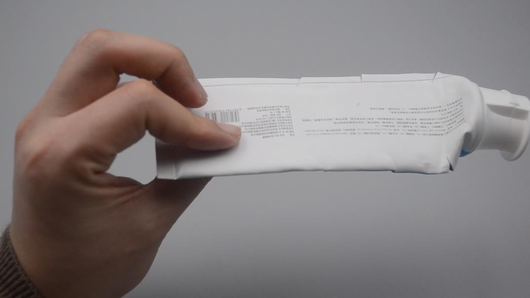 Throw the toothpaste tube into the toilet tank, it's great for its use ...