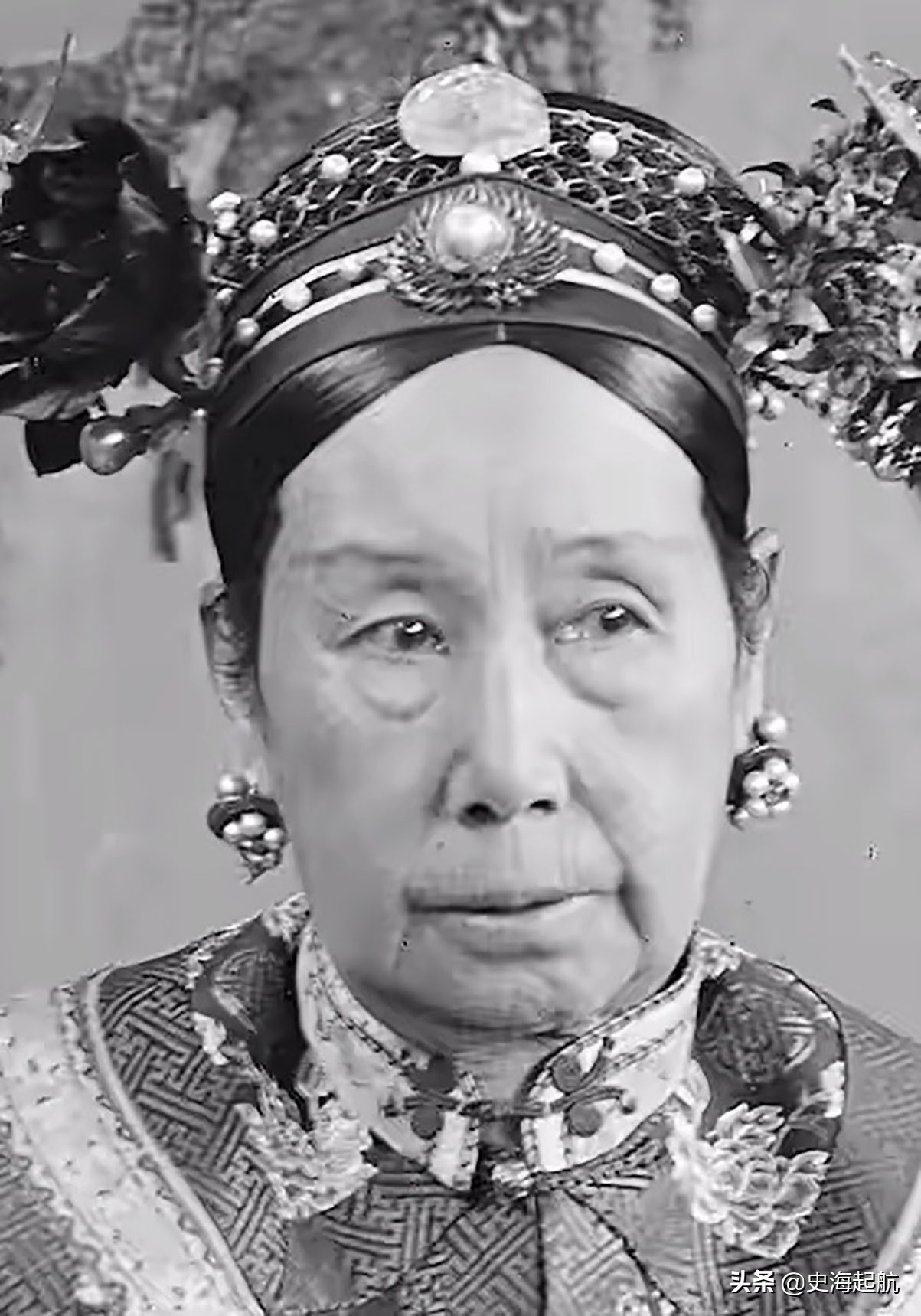 Rare old photo, close-up of the back of Empress Dowager Cixi, a group ...