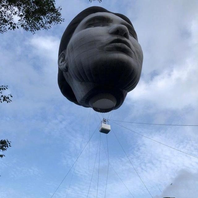 Realistic version of human head balloon!A huge human face appeared over ...