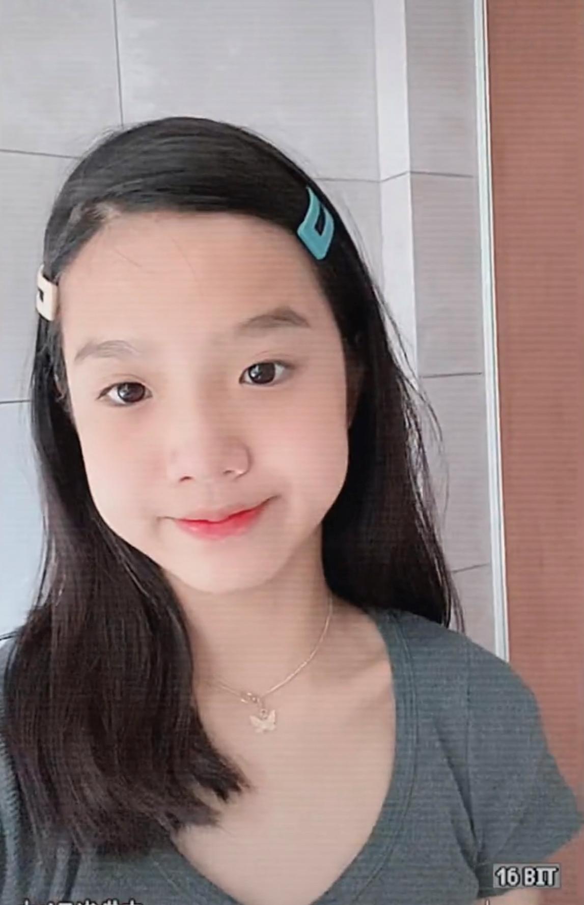 Zhong Liti's 13-year-old second daughter has become beautiful!Draw eyeliner and red lips and ...