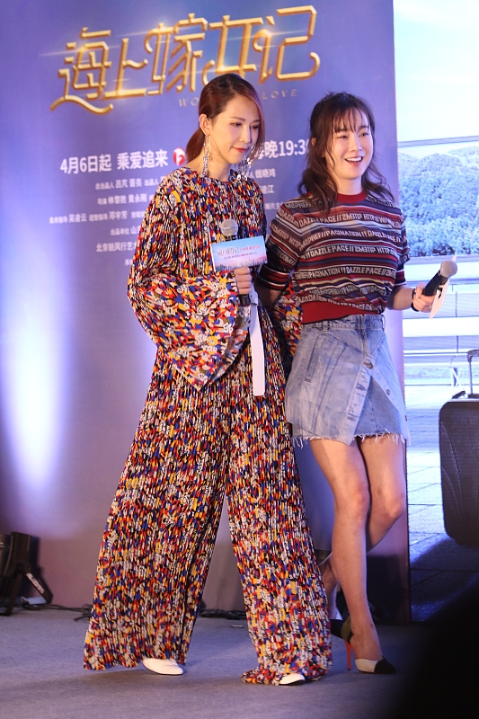 "Niang Niang" is too cute, Cai Shaofen is wearing a green plaid trench ...