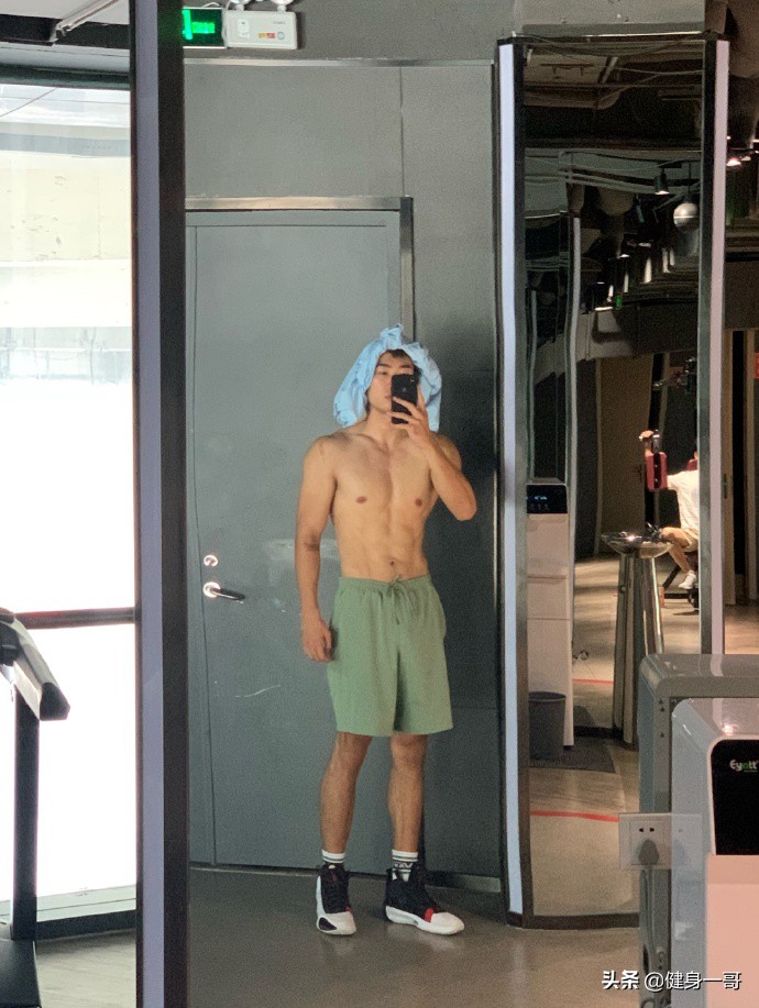 A 22-year-old boy from Shanghai, with a height of 193cm and long legs ...