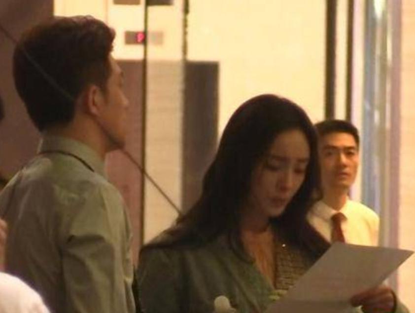 Yang Mi's late-night studio filming was exposed by Reuters, with his head down and his lines ...