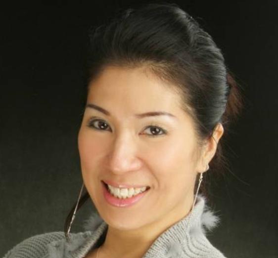 61-year-old Li Zixiong appeared in Sanya, took a sweet photo with ...