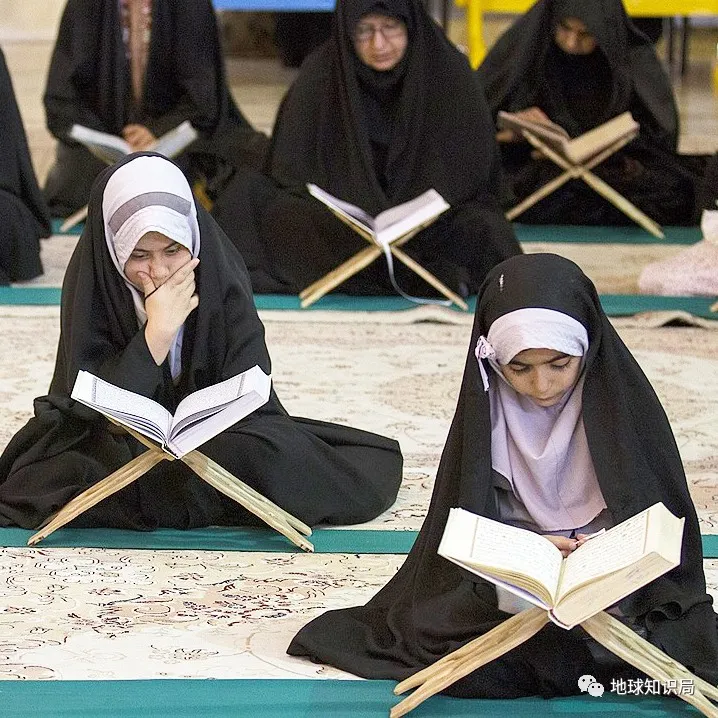 Saudi religious police, covering the sky with only one hand - iNEWS