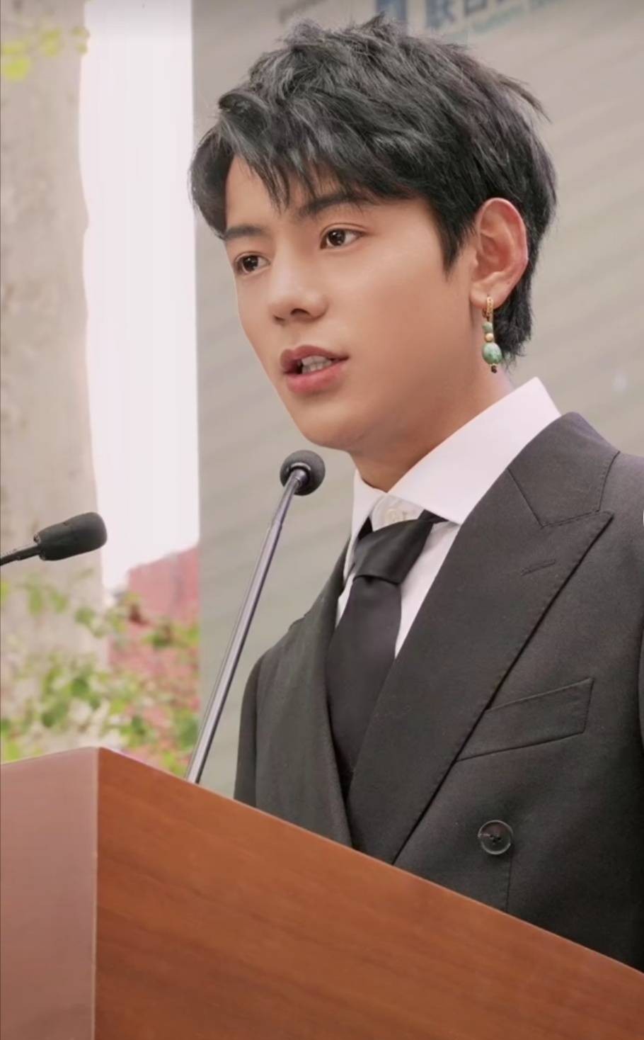 Ding Zhen is handsome and upgraded. Wearing a suit is too eye-catching ...