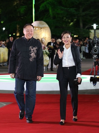 Shi Ke is as real as Gong Li, with full belly and walking on the red ...