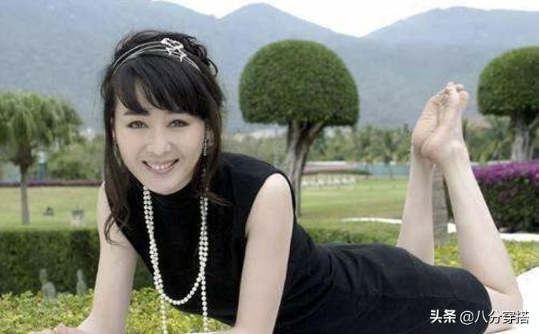 Li Lin wears the "fine fat beauty essence", the black V-neck dress is ...