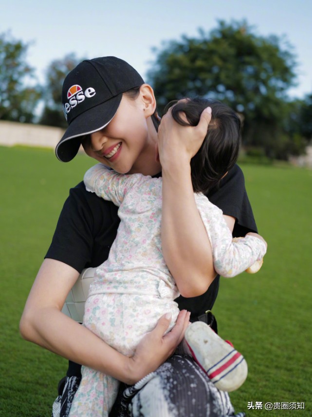 He Wenna's photos of playing with her daughter are full of maternal ...