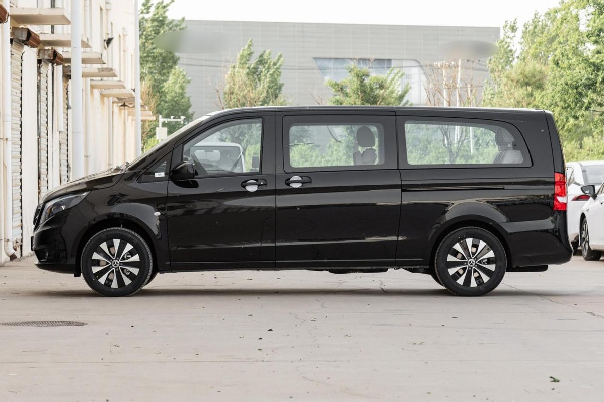 Big and cheap Mercedes-Benz, the length of the car is 5370mm, less than ...