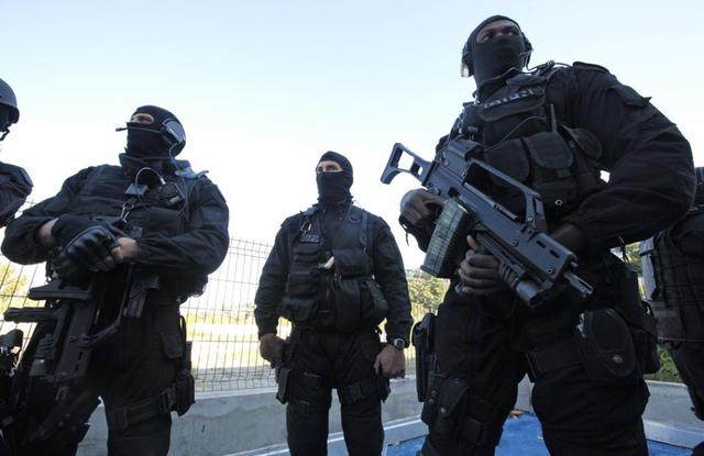 French special police force main battle weapon with German G36C assault ...