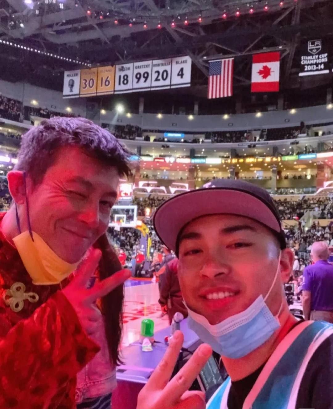 Edison Edison takes her daughter to watch the NBA, wears an orange Tang ...