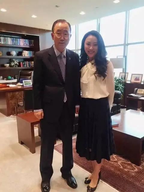 Fu Xiaotian, host of Phoenix TV, a goddess with grace and charm - iNEWS