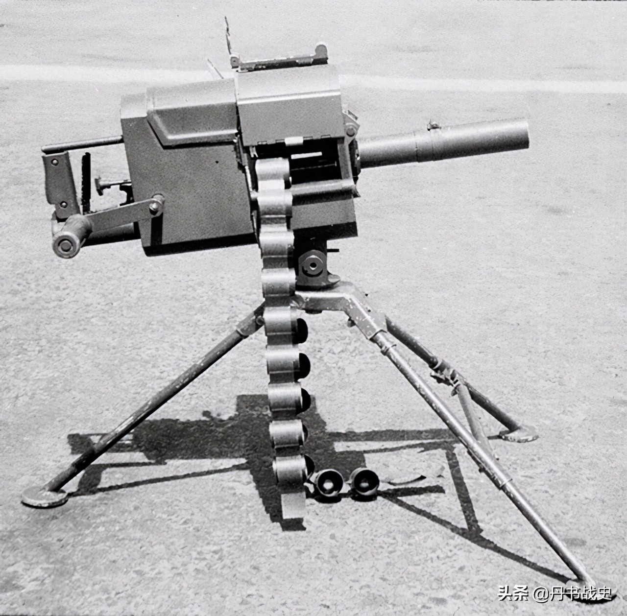 Vietnam War US Army M18 grenade launcher, hand-cranked shooting, only a ...