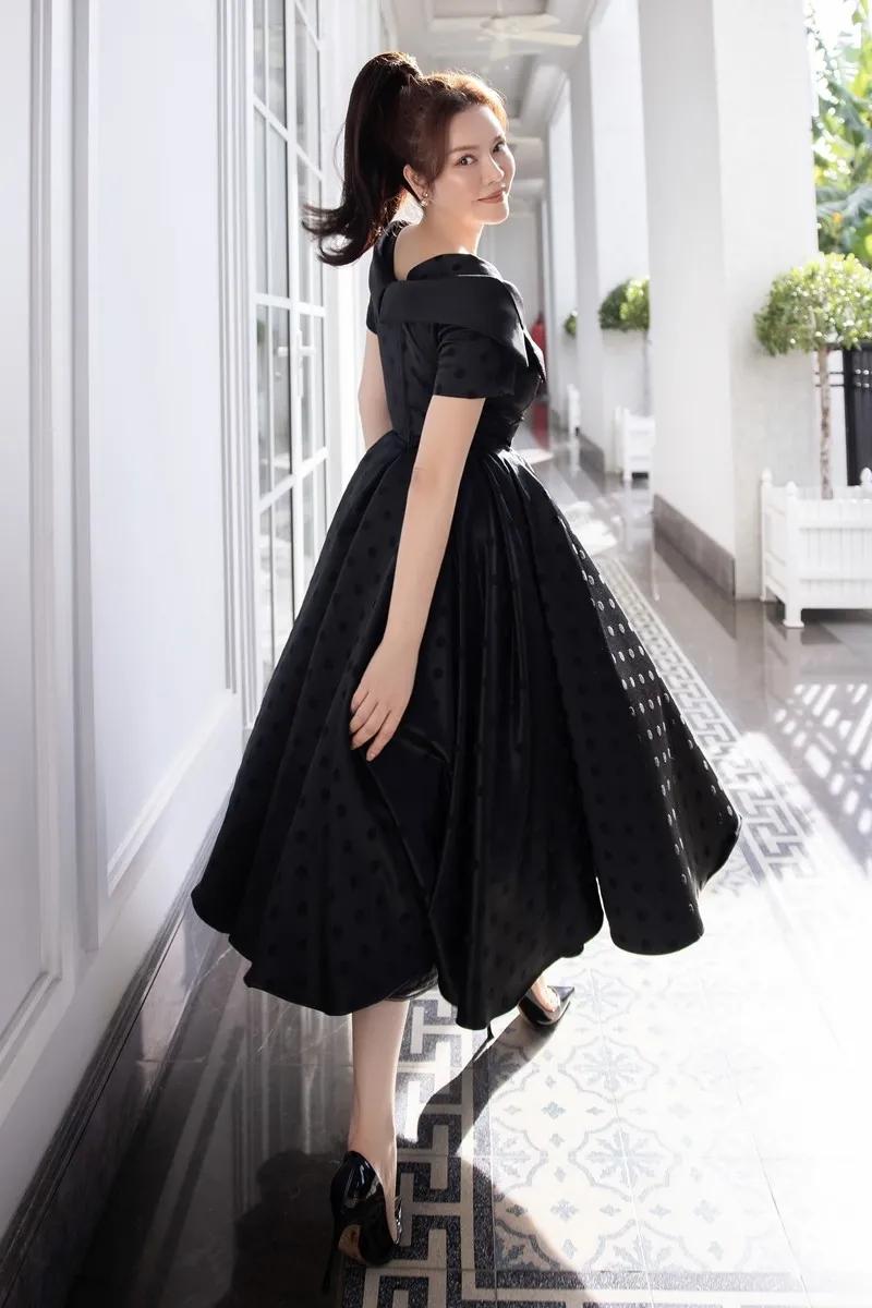 Beautiful princess dress wind strikes - iNEWS