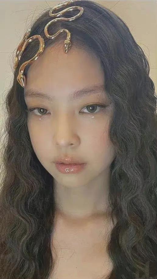 jennie medusa styling - iNEWS