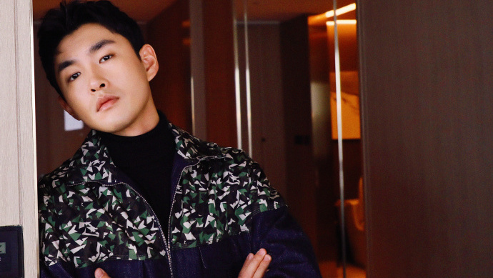 Wang Yanlin Ai Jiani was photographed by the media holding hands and hugging very intimately on ...