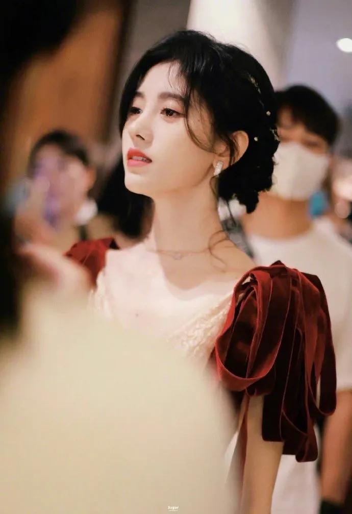 Ju Jingyi participated in the Magnolia Award Ceremony and became the ...